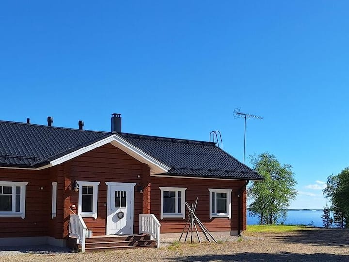 Hirsitalo Inarijärven Rannalla - Inari