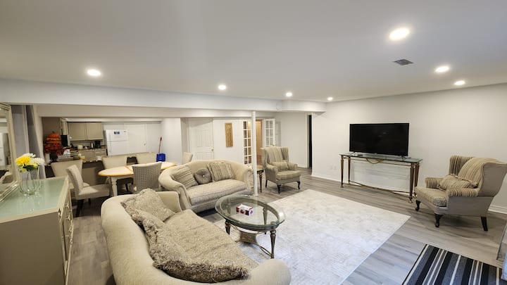 Great Walk-out Ravine 2 Bedroom Basement - Aurora