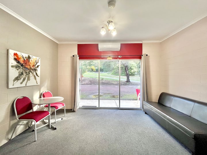 Superior Motel Room For Up To 3! - Halls Gap