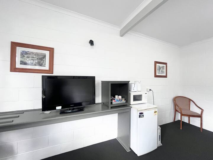 Standard Motel Room For 2! - Halls Gap