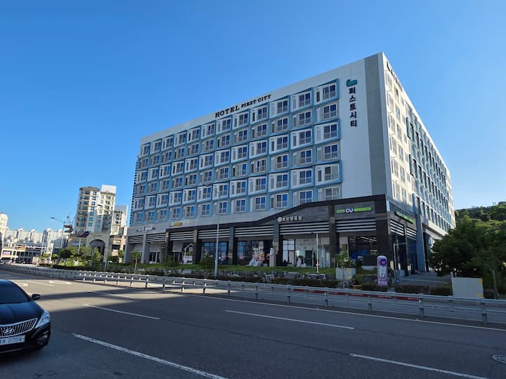 연박할인! {레이팅 체크아웃}
최대5인의 가족형 스위트룸#주차무료 #넷플#디즈니#호텔침구 - Yeosu-si