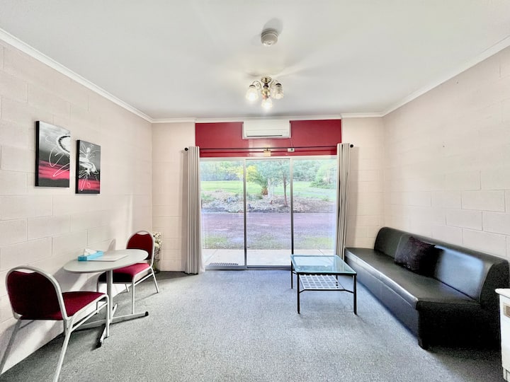 Superior Motel Room For Up To 2! - Halls Gap