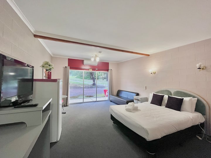 Superior Motel Room For Up To 2! - Halls Gap