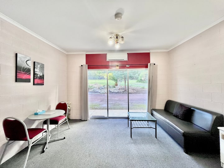 Superior Motel Room For Up To 2! - Halls Gap