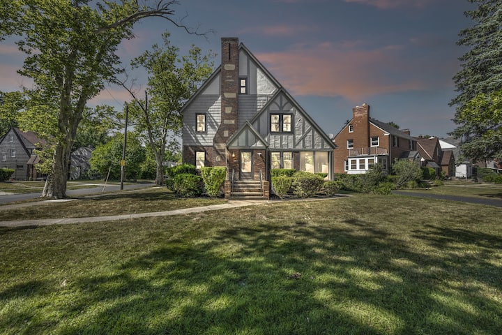 Historic Tudor Home | 9 Br 5.5b | Sleeps 24 - Cleveland
