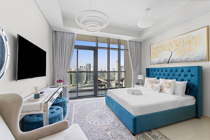Lush Studio With Pool & Dubai Water Canal Views - Dubai