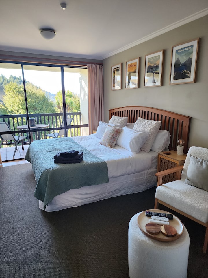 Cozy Fernhill Studio With A View - 퀸스타운