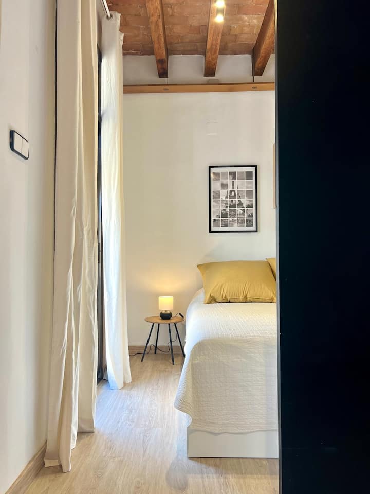 Remodeled New Gem In Gracia: Couple Getaway! - Barcelona