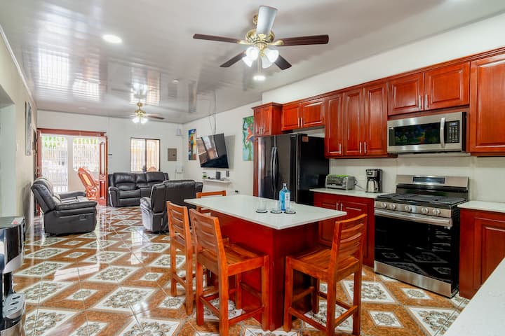 Managua, Newly Renovated, 5 Bedrooms 9 Beds - 마나과