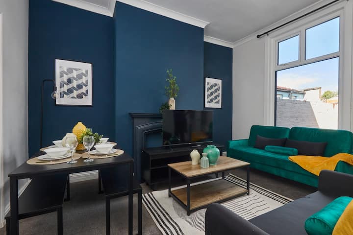 Modern 3-bed House W/parking – Near Train Station - Darlington