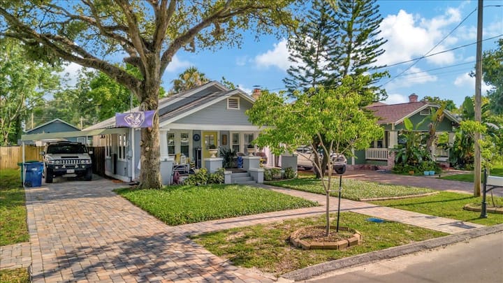 Cozy Bungalow Retreat - Tampa, FL