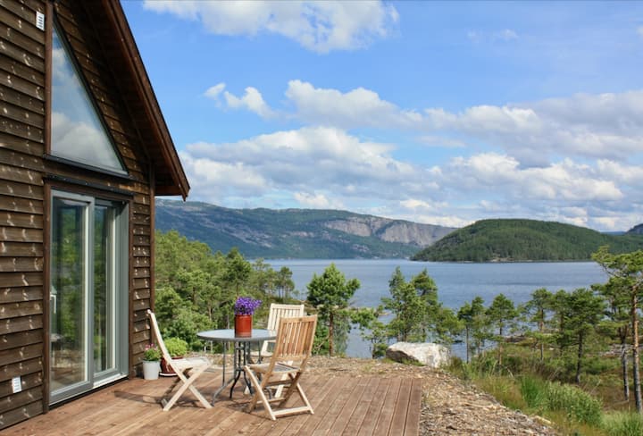 Cabin By The Lake - Norway