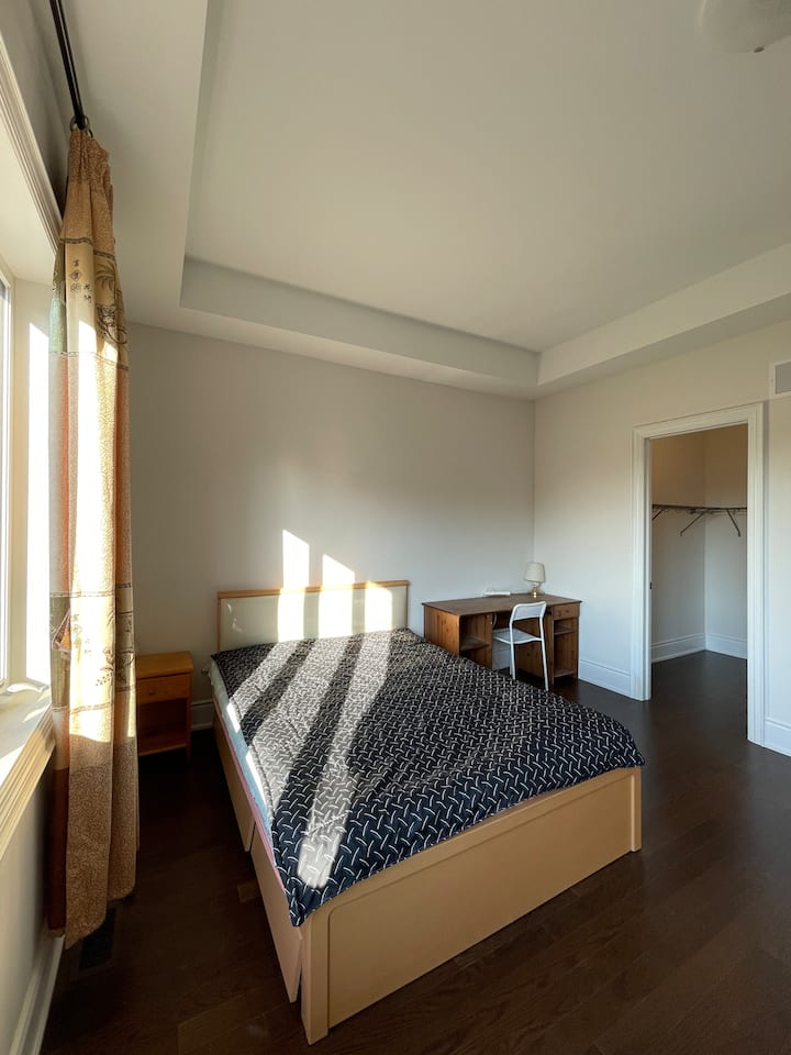 Spacious Master Suite With Luxurious Amenities - Bradford