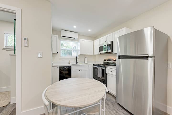 L-14 Studio/ Bath Downtown, Moody Theatre, Ut - Austin, TX