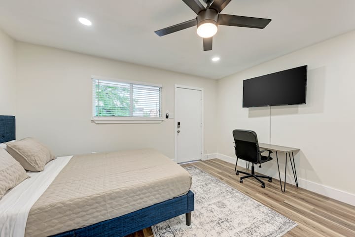 L-13 Studio/ Bath Downtown, Moody Theatre, Ut - Austin, TX