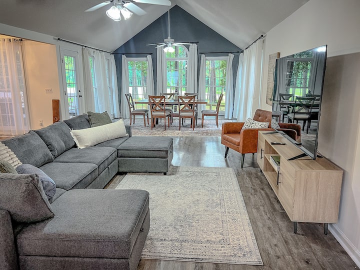 Spacious 3br Bungalow | Sleeps 8 | Deck & Firepit - 百老匯