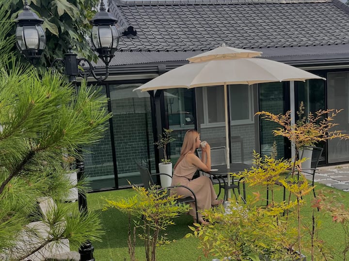 더플라워_ {경주}감성 퓨전한옥펜션
야외바베큐가능
우천시오픈형테라스불판테이블사용. - 경주시