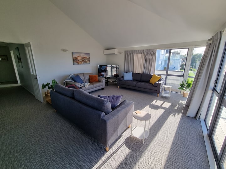 Large Spacious Family Home In Tauranga With Views! - Tauranga