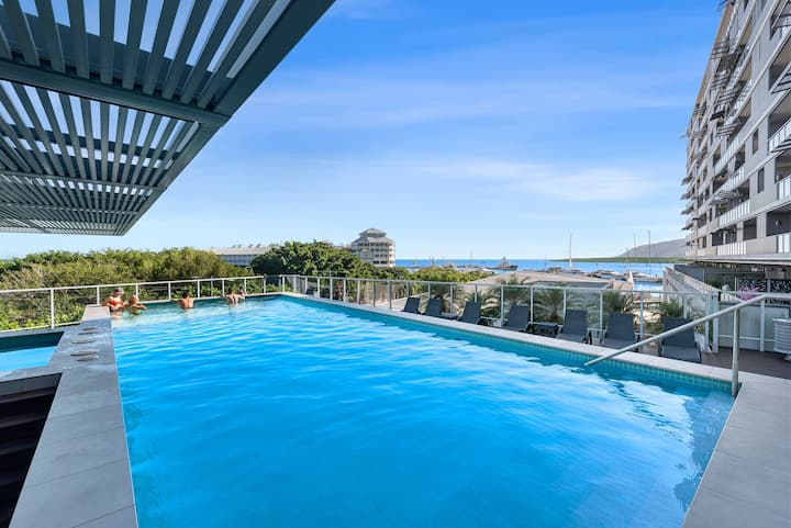 Aqua Vista At Harbour Lights—waterfront Serenity - Cairns