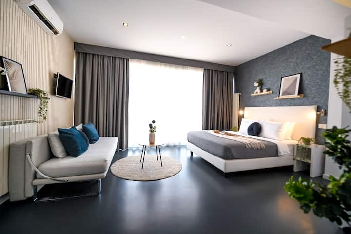 Central City Nest: Studio With Balcony - Bukarest