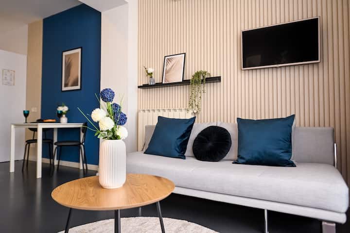 Cityscape Haven: Studio With Private Balcony - Bucharest