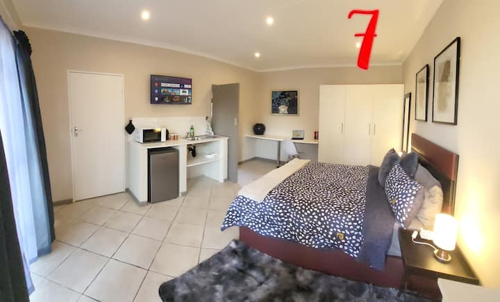 The Pin Oak Apartment  7 - Johannesburg