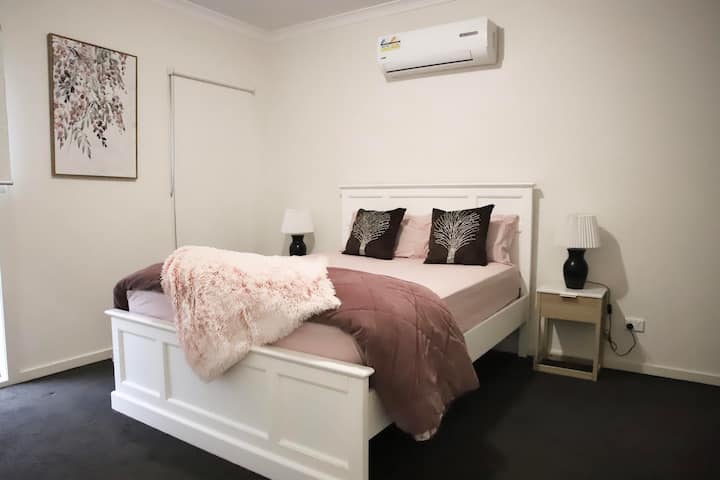 8 Bed Hill View Superior Villa - Melton