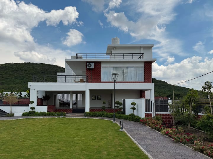 2 Br Villa With Scenic Hill Views & Pool (2/2) - Indore
