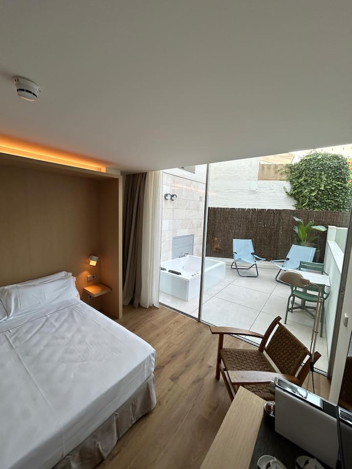 Deluxe Patio Bañera Hidromasaje En Hotel Alenti - Sitges