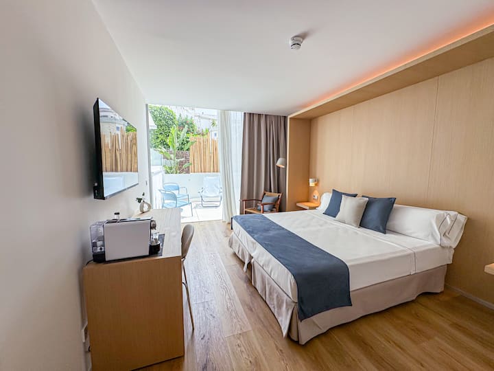 Deluxe Patio Bañera Hidromasaje En Hotel Alenti - Sitges