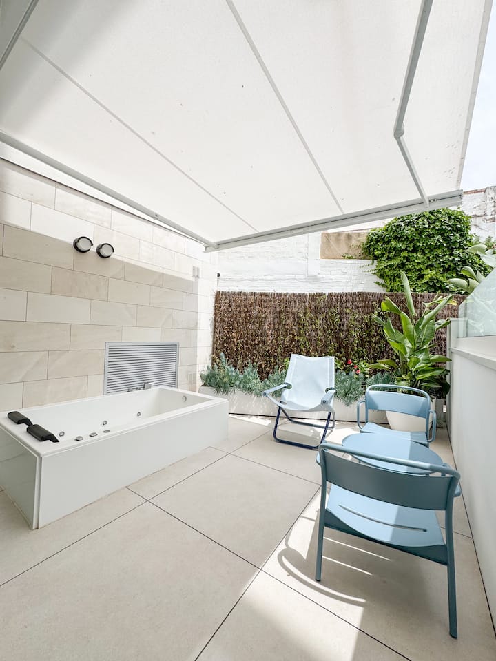 Deluxe Patio Bañera Hidromasaje En Hotel Alenti - Sitges