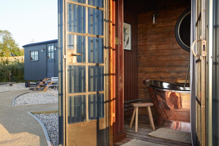 Luxury Shepherds Hut With Private Bath Hut - Gloucestershire