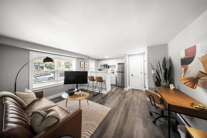 Centrally Located Gem | 1br W/stocked Kitchen - Kansas City, KS