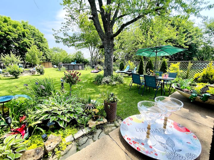 Friends-inspired Vintage Vibes House Near Chicago - Schaumburg