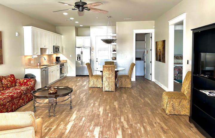 Near Beach & 1 Block To Casinos! Downtown Darling - Biloxi, MS