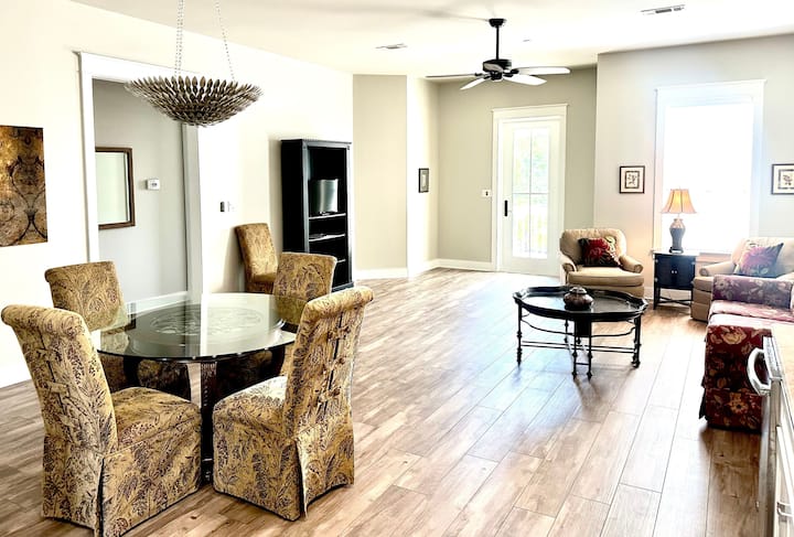 Near Beach & 1 Block To Casinos! Downtown Darling - Biloxi, MS