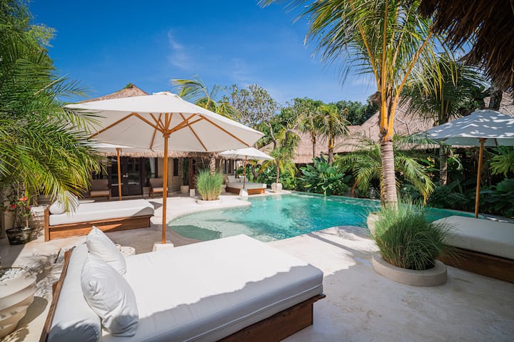 7 Br Balinese Villa Seminyak | Floating Breakfast - Bali