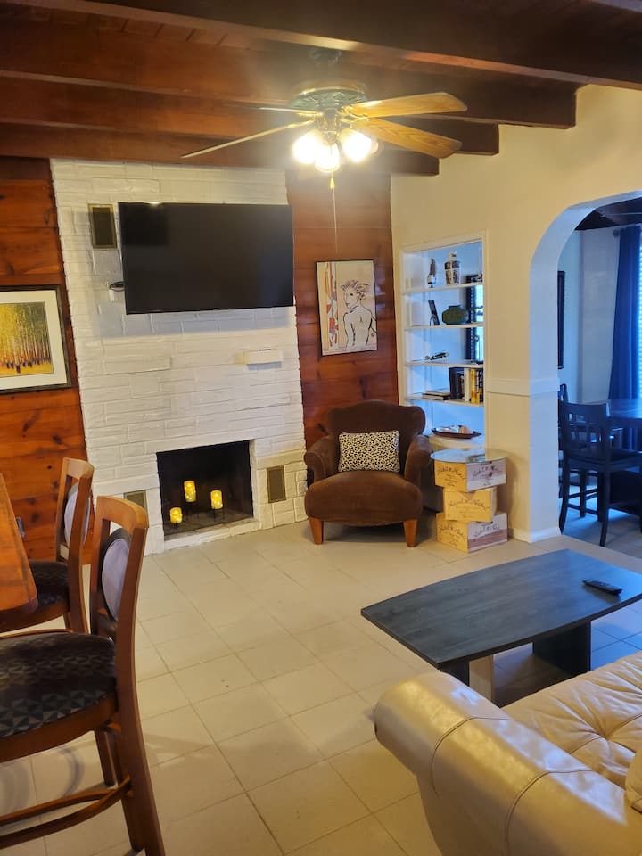Retro Cottage Close To Fll And Port Everglades! - Dania Beach, FL