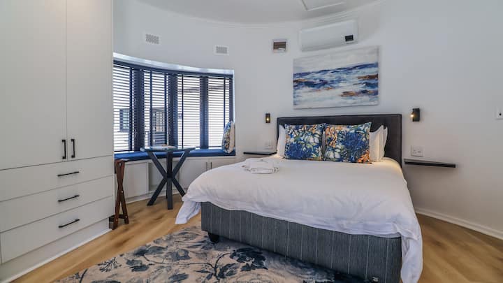 Ruth's Private Thatched Rondawel With Queen Bed - Wilderness