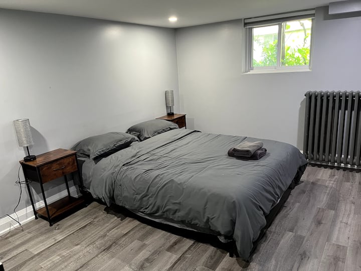 Renovated Bsmt In Little Italy - Toronto