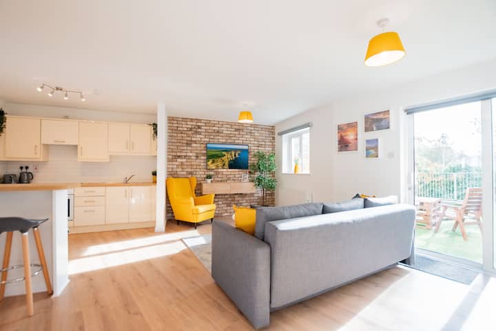 City Centre Escape W/ Large Terrace, Sleeps 7 - Galway