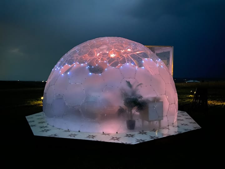 Meadowlark Sky Domes - Sleeps 6 + Private Hot Tub! - Cardston
