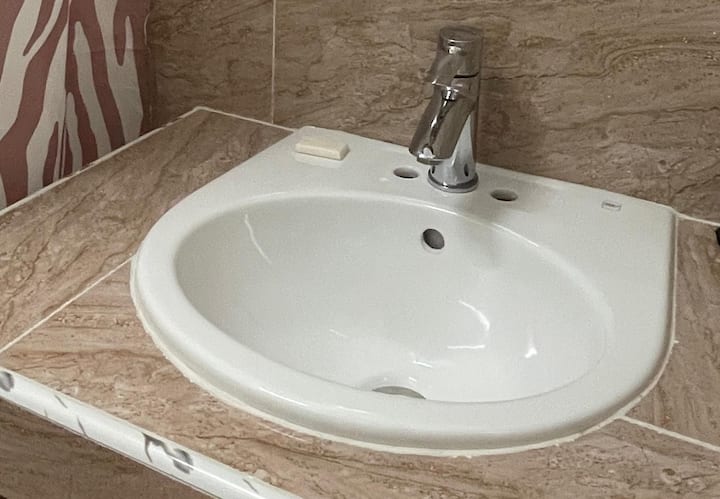 Leyva & H Rental Rooms (First Room) - Havana