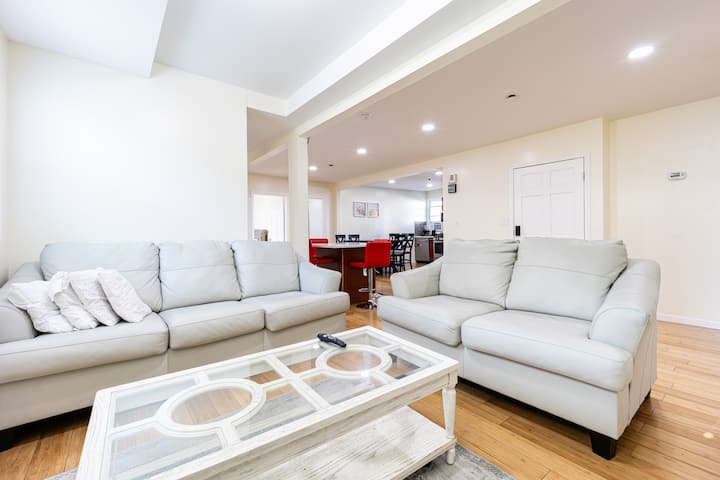 Prime Location|15 Min To Airports+ 5 Min To Subway - New York