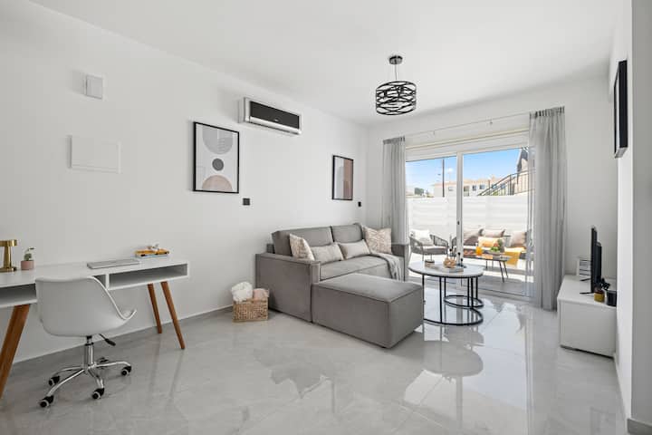 Amber Suites - Suite W/ Private Yard - Paphos