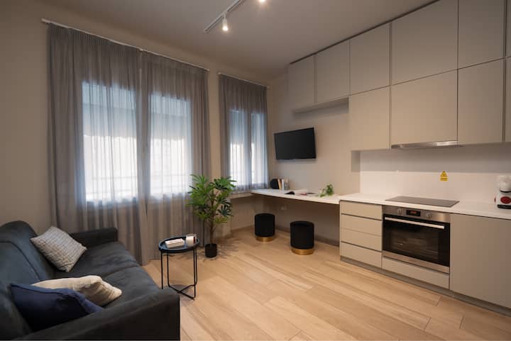 Spacious Apartment In Exarchia With Gym & Laundry - Athens