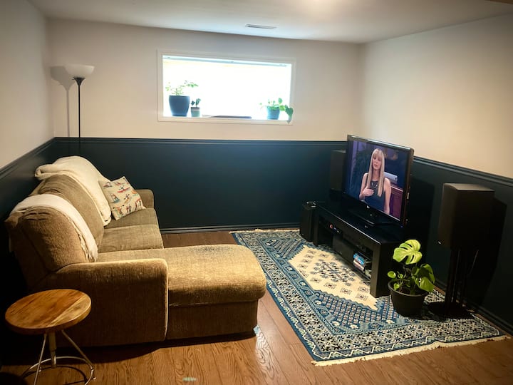 Newly Updated Private Basement In West Lethbridge - レスブリッジ