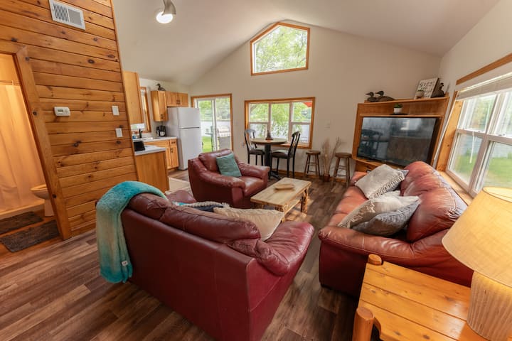 Waterfront Cottage. Legacy Farm Retreat. - Fall Creek, WI