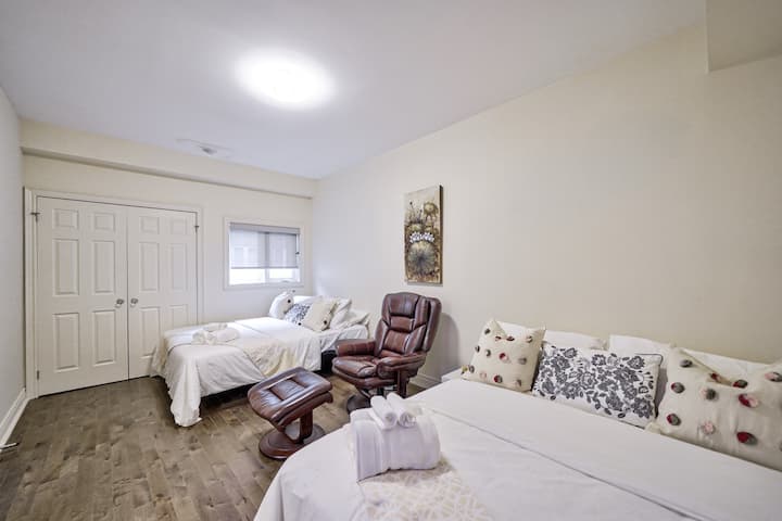 5mins To Wellesley Metro - Sleeps 4 - Toronto