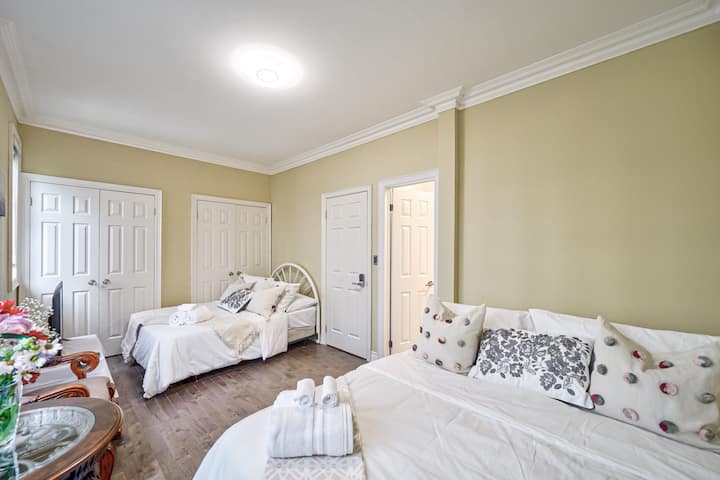 Private Room & Bath 5mins To Wellesley Metro - Toronto